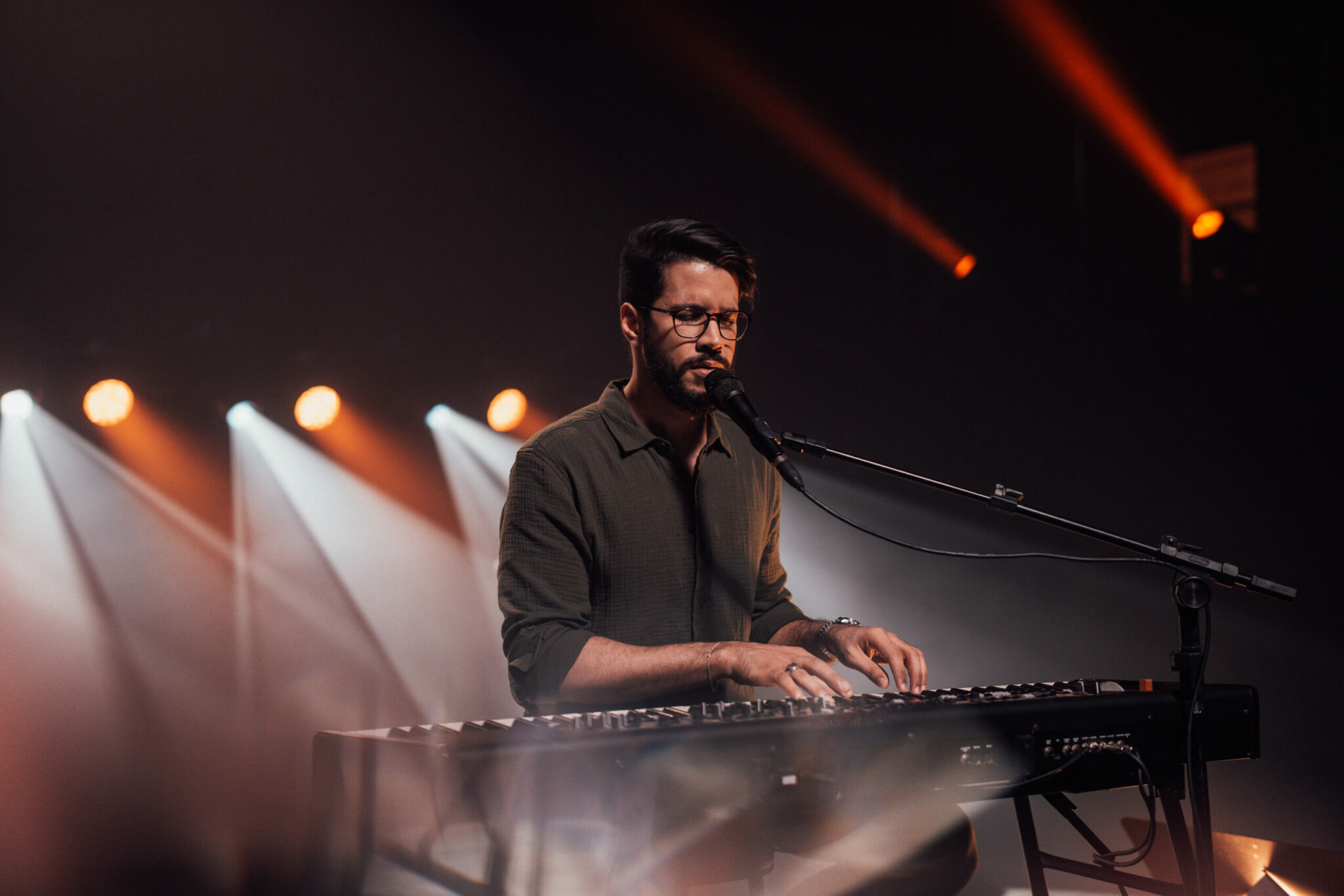 Gabriel Guedes lança a canção “Minhas Coroas”, versão de sucesso do ...