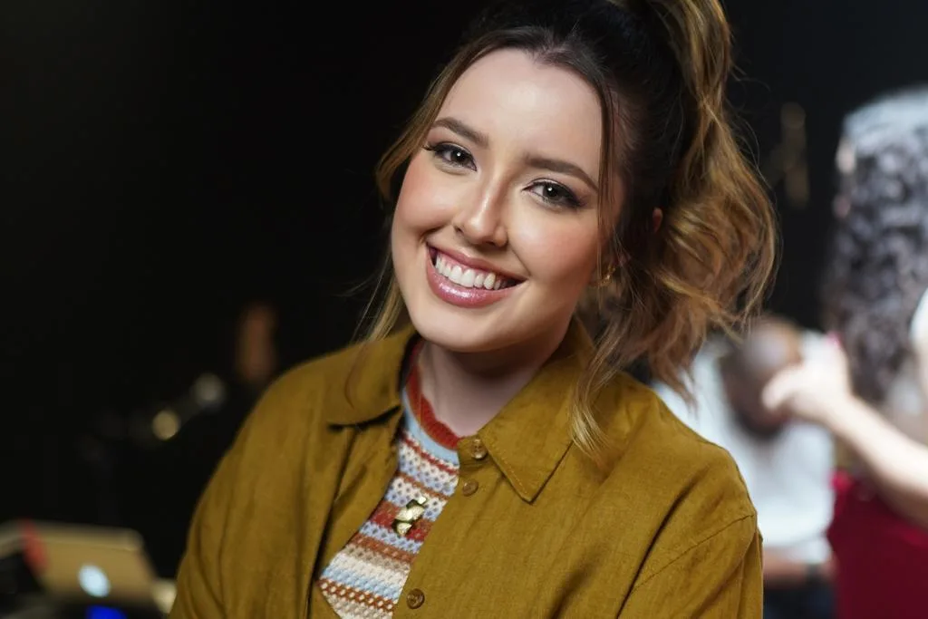 Esther Marcos lança o single “Espere”, derrotando gigantes na força de ...